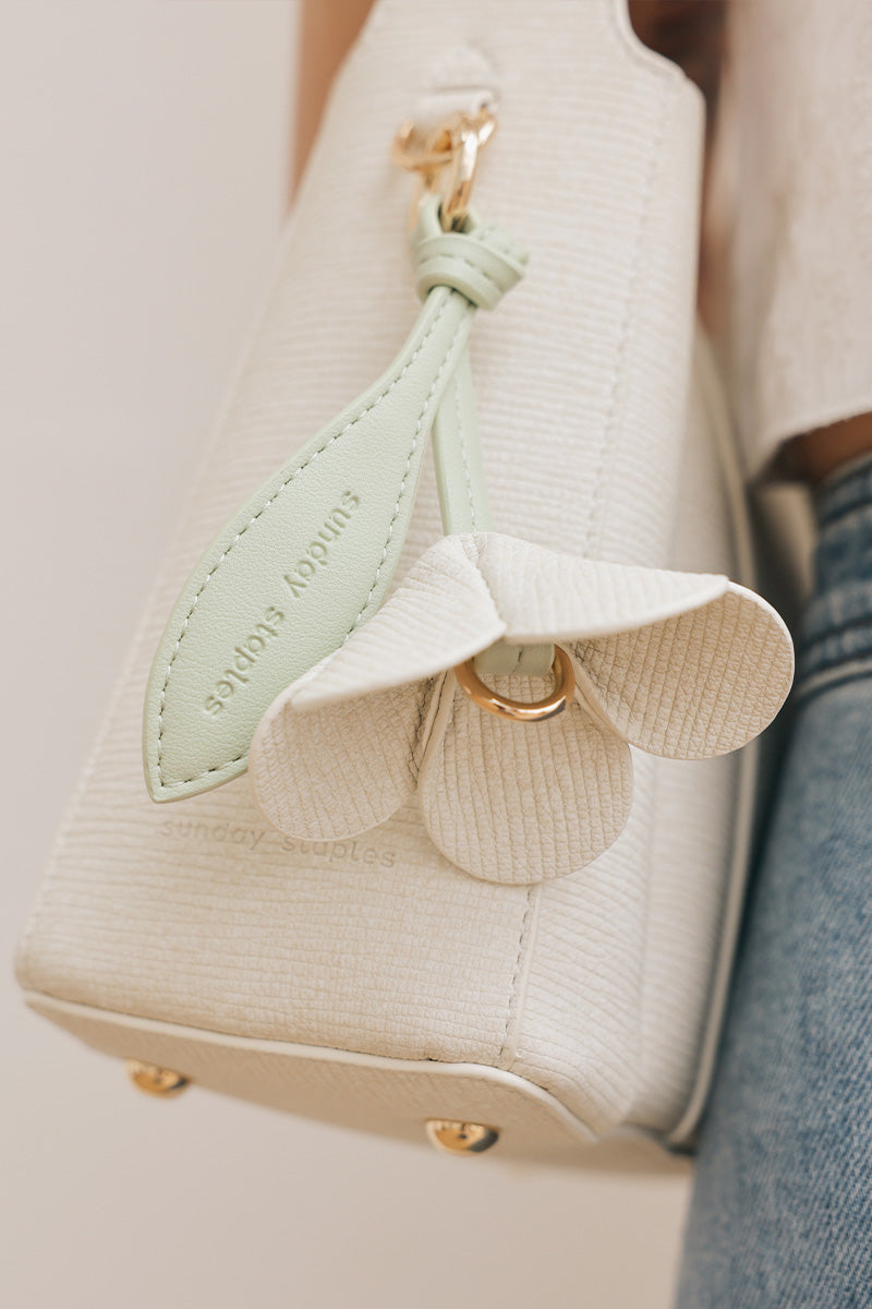 Athens Flower Keychain in Textured Cream – Sunday Staples